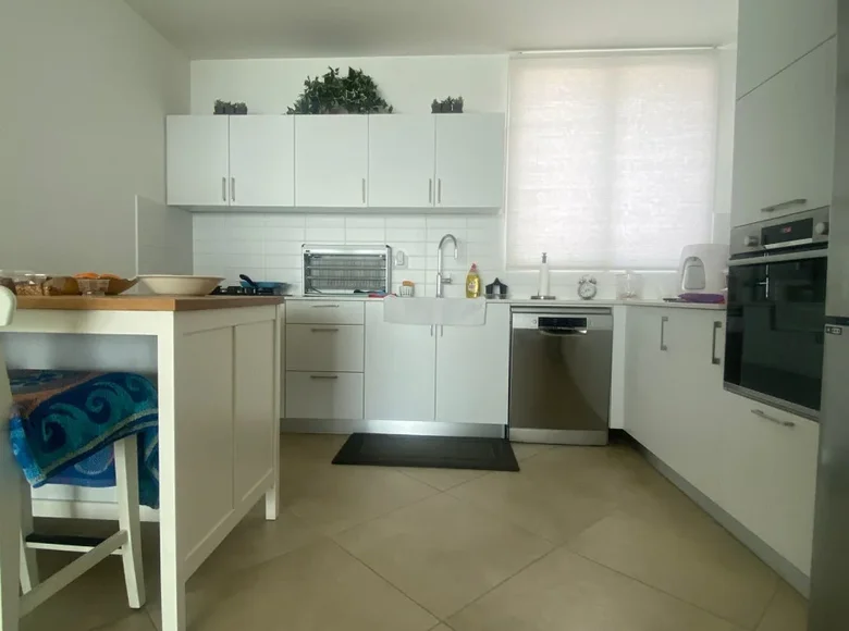 Monthly rental 4 room apartment, 140 m², $2,400 - Netanya, Israel